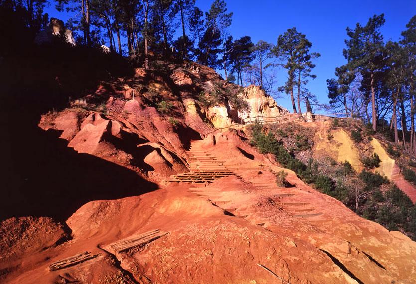 Visit Roussillon: photos and map of Roussillon in the Luberon | Avignon ...